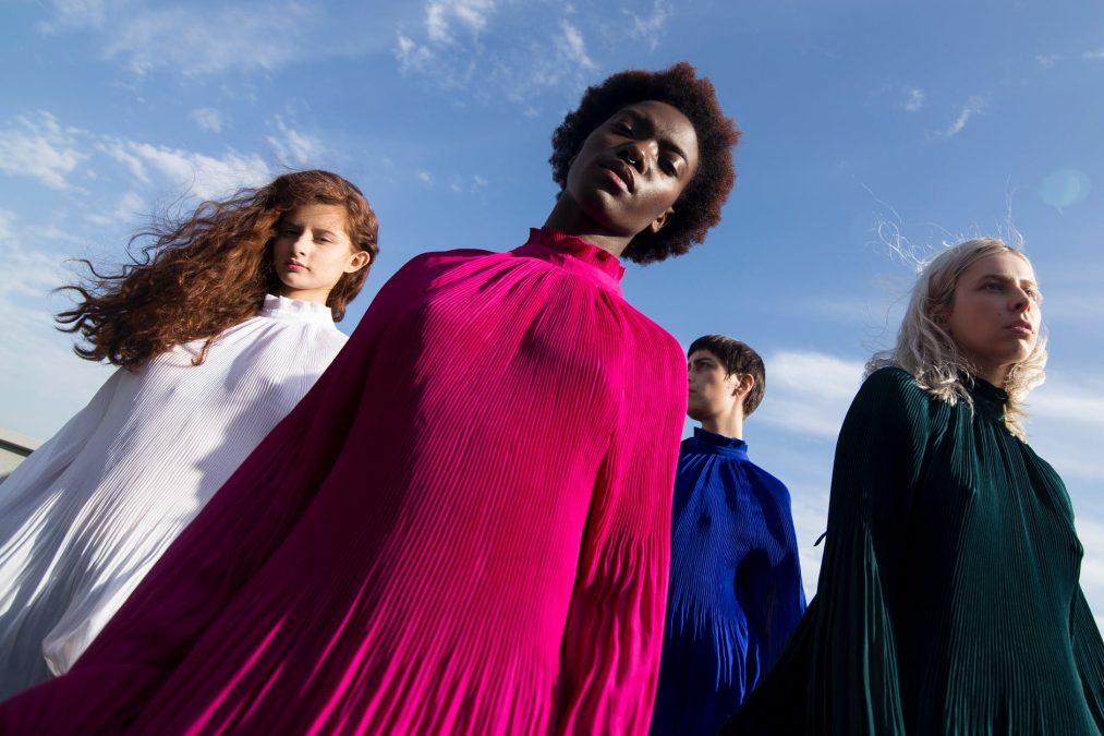 Femme: L’humanité te doit la vie. Parlons de la vie Let's talk about life